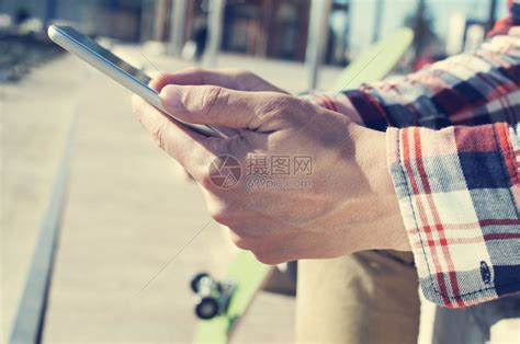 手里拿着平板电脑的男人高清图片下载 正版图片507535221 摄图网