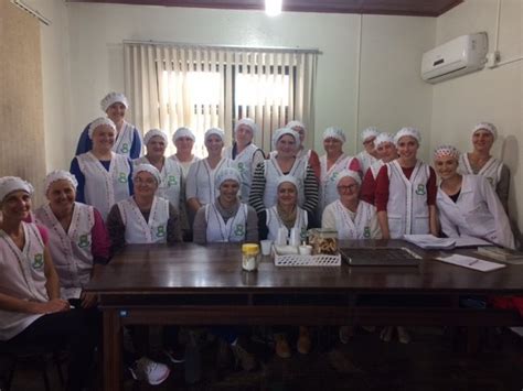 Merendeiras Participam De Treinamento Ministrado Pela Nutricionista Da