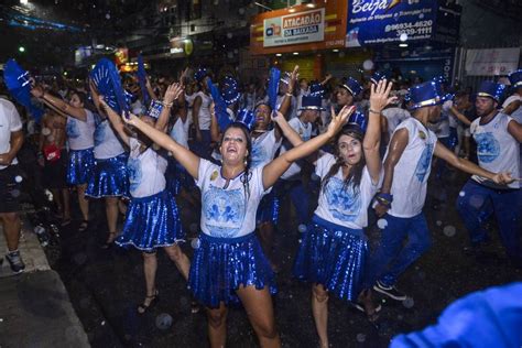 Beija Flor ensaia na rua e agita o centro de Nilópolis O Dia na Folia