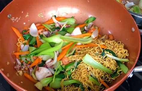 Cách Làm Mì Xào Hải Sản Tại Nhà Ngon Và Hấp Dẫn