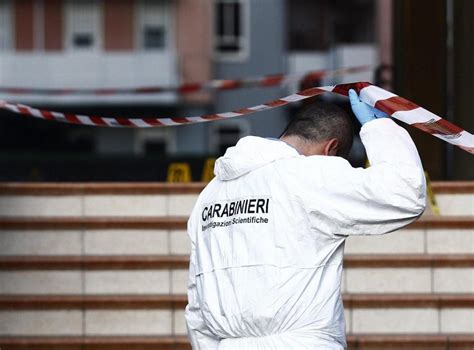 Padre Uccide Il Figlio Con Tre Coltellate La Moglie Aveva Cercato Di