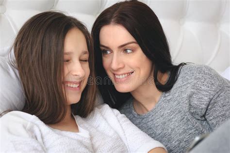 Belle Mère Et Sa Fille Mignonne Se Parlant Image stock Image du fille