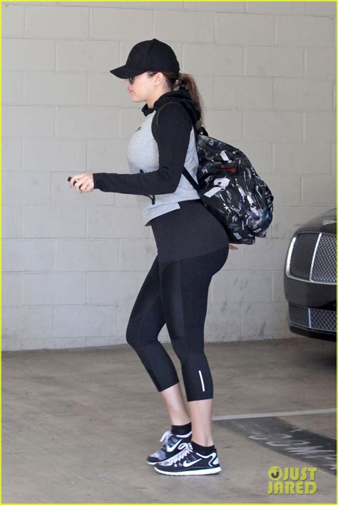 Khloe Kardashian Does Squat Exercises To Shape Her Butt Photo 3203484 Khloe Kardashian