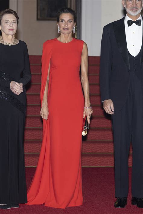 La reina Letizia rescata una joya de su armario un vestido asimétrico