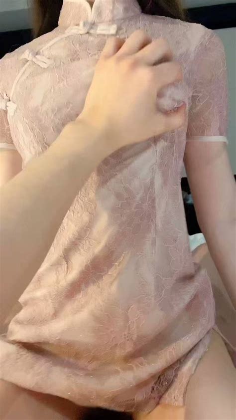 我就说差了点什么旗袍 更多精彩敬请关注 另外接各种反差投稿 欢迎私信 反差婊 骚逼 肉便器 母畜 羞辱 调教 性瘾 鸡巴