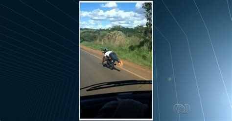 G1 Motociclista é flagrado pilotando deitado e em alta velocidade