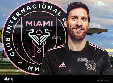 Lionel Messi Con La Camiseta Del Inter Miami El Escudo Y El Estadio De