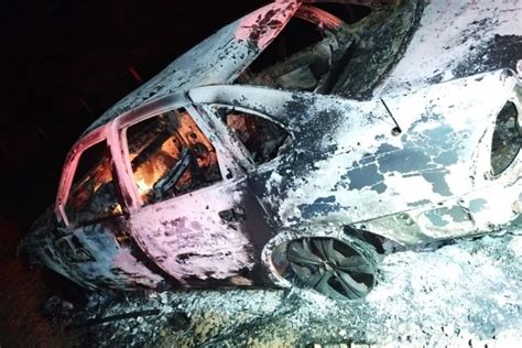 Bandidos rendem e amarram família roubam armas e ateiam fogo em
