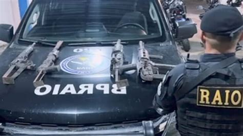 Polícia Militar apreende quatro submetralhadoras e duas armas