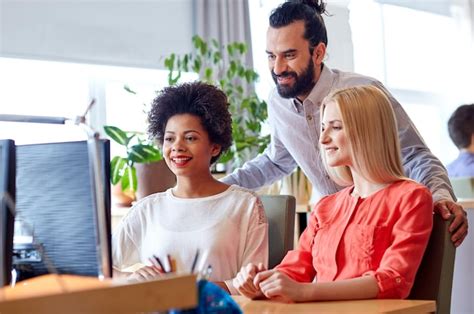 Conceito de negócios inicialização e pessoas rede de equipe criativa