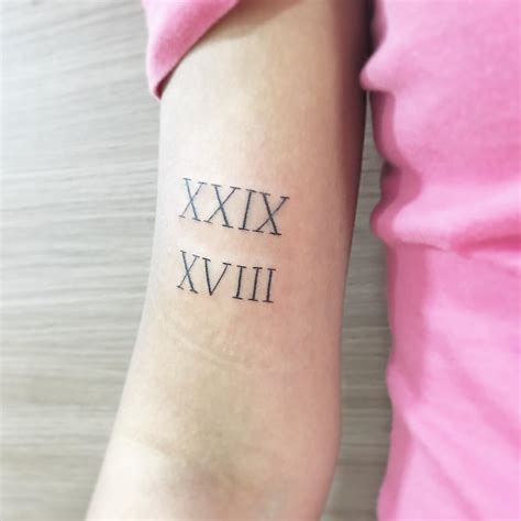 Tatuagem de números romanos 100 ideias que mostram sua versatilidade