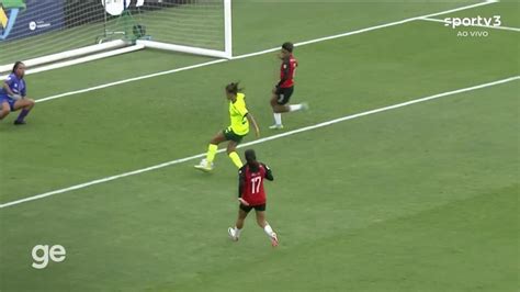 Aos 25 min do 1º tempo gol de dentro da área de Laís Estevam do