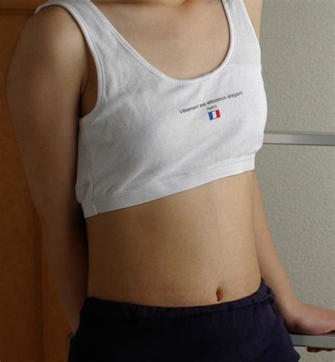 Tシャツを着てるJCやJKがしっかり先端まで撮られた胸チラの画像 ロリJCの専科