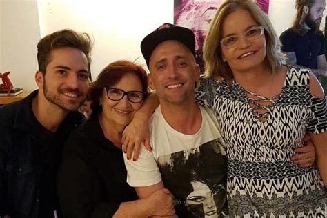 Mãe de Paulo Gustavo surge netos dois meses após morte dele