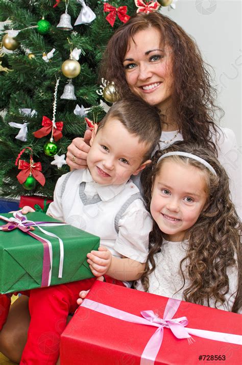 Glückliche Familie Mutter Sohn und Tochter zusammen Foto vorrätig