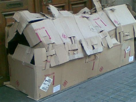 EL ÚLTIMO EN LA LÍNEA DE LA CALLE Con cartones por la calle
