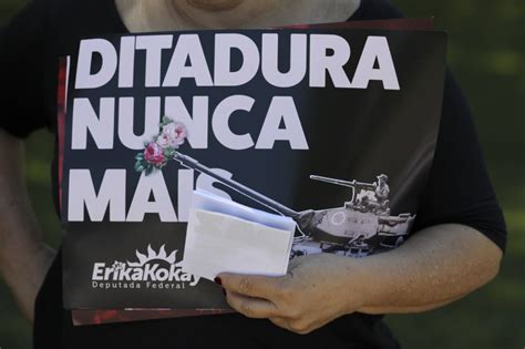 Nos 55 anos do golpe grupo protesta em Brasília veja fotos