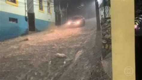 Chuva forte atinge o Rio alaga ruas e cidade entra em estágio de