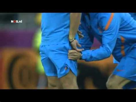 Van Der Vaart Trekt Broek Sneijder Naar Beneden Youtube