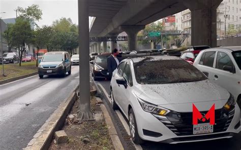 En CDMX se desprende canaleta del segundo piso del periférico y daña