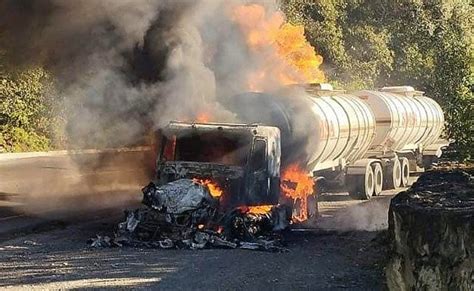 Incendio ocasionado por desvío en la carretera Cumbres de Maltrata
