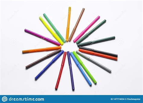 L Pices Coloridos Del Primer Aislados En El Fondo Blanco De Nuevo A