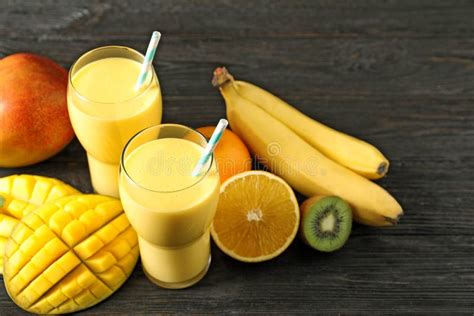 Bebida Tropical Sabrosa Con El Mango Y Las Frutas Frescas Imagen De