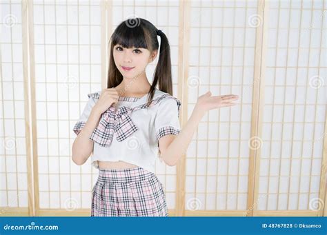 Muchacha Japonesa Del Estudiante En Sitio Del Tatami Foto De Archivo