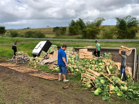 Carreta Carregada De Verduras Tomba Na Br Em Terra Nova Fala Genefax
