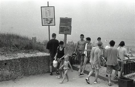 Wakacje nad morzem w latach 90 Tłumy na plaży i moda z końca XX wieku