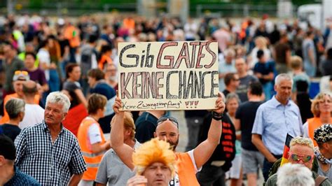 Tausende demonstrieren in Stuttgart gegen Corona Beschränkungen