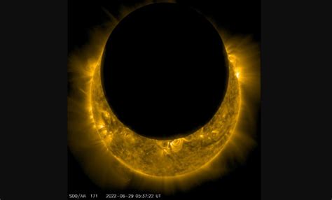 Nasa S Solar Dynamics Observatory Captures A Remarkable View Of A Solar