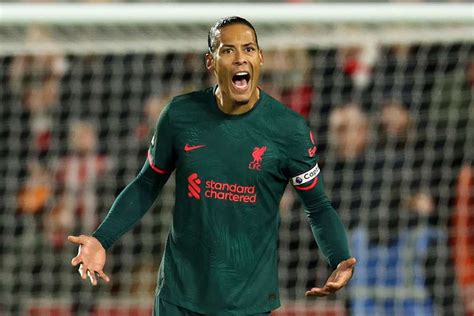 Van Dijk pode desfalcar Liverpool por semanas após lesão contra o