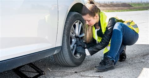 Cómo cambiar una llanta del auto 7 sencillos pasos para hacerlo como