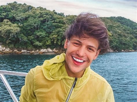 Saulo Poncio relembre as polêmicas do cantor que pagou R 430 mil