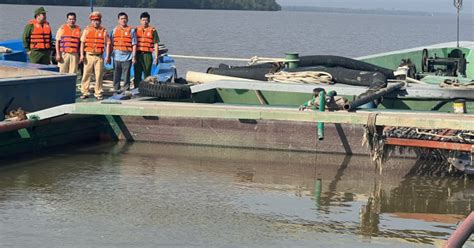 Bắt quả tang 8 phương tiện và 22 đối tượng khai thác vận chuyển cát