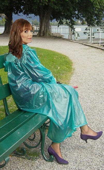 Pin von виктор Александров auf Дождь Regen mode Vinylkleid Regenmantel