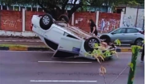 VÍDEO carro capota após frenagem para evitar atropelamento em Manaus