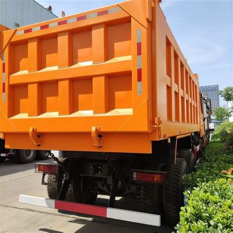 Fabricants et usine de camions à benne basculante Chine Shacman F3000