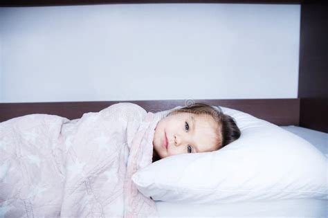Petites Filles Allant Dormir Se Trouvant Sur Le Lit Programme De