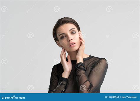 Jeune Fille Belle Posant Nue En Studio Image Stock Image Du Noir