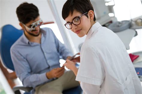 Concepto De La Oftalmología Examen Paciente De La Visión Del Ojo En