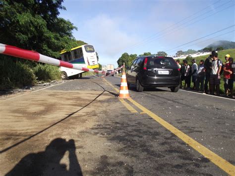 pense diferente ACIDENTE ENTRE ÔNIBUS E UM CARRO DEIXA UM MORTO NA BR