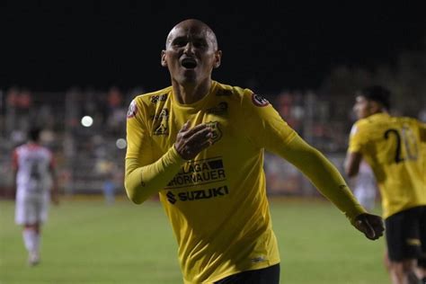 Humberto Suazo entró a selecto grupo de goleadores y va por histórico