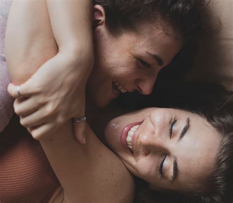 Pareja De Lesbianas Juntos En El Interior Concepto Foto Premium