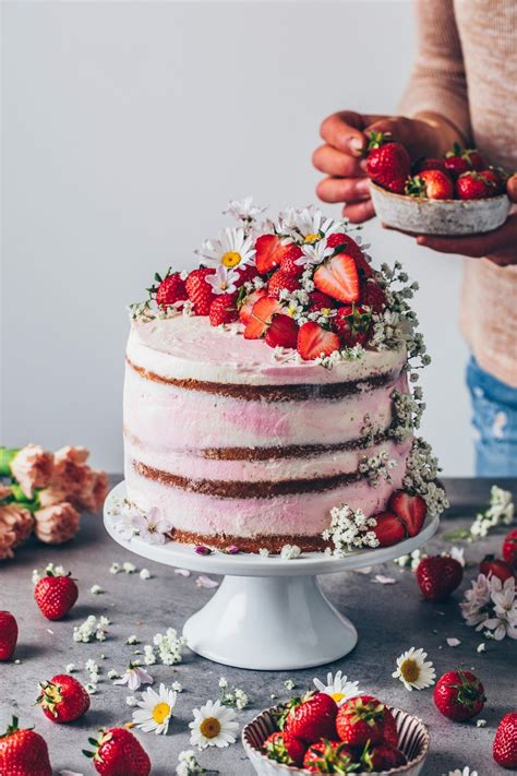 This Strawberry Cream Naked Cake With Baileys Not Only Looks Pretty