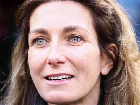 Anne Claire Coudray sans soutien gorge au JT de TF1 10 ans après la