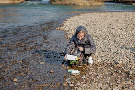 La Mujer Joven Que Recoge Basura Pl Stica De La Playa Y Que La Pone En