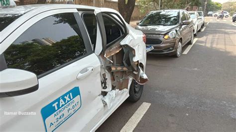 Motorista invade preferencial bate em táxi e deixa passageiras feridas