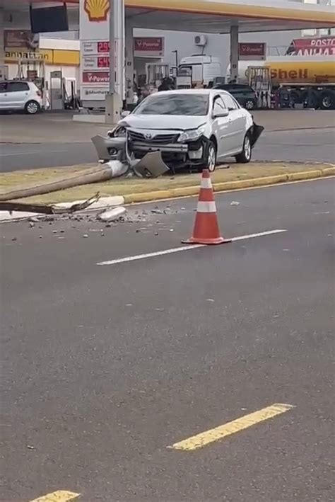 Acidente provoca queda de poste na avenida Brasília em Araçatuba